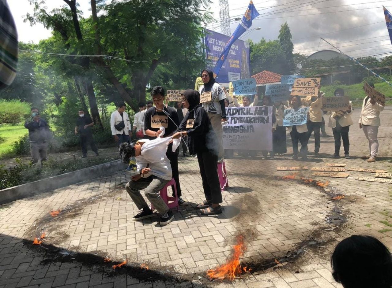Buntut Pembekuan Pers Kampus, Mahasiswa Stikosa-AWS Gelar Aksi
