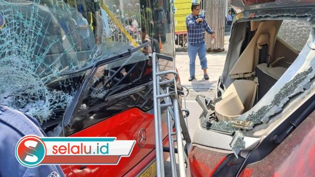Mobil Xpander Ringsek Ditabrak Bus Suroboyo di Jalan Basuki Rahmat