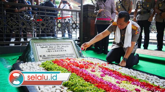 Jelang Hari Bhayangkara, Kapolri Ziarah ke Makam Gus Dur